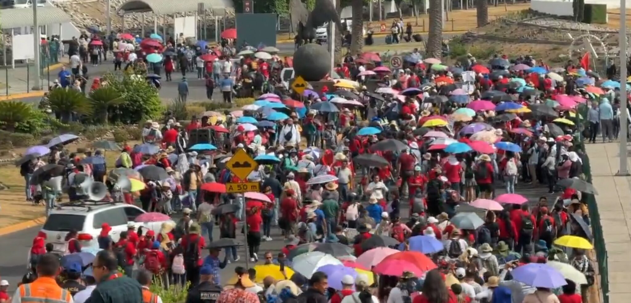 Maestros de la CNTE regresan al Zócalo tras colapsar el AICM