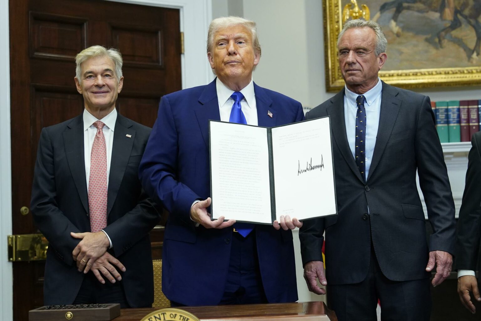 Trump firma orden ejecutiva que pide a farmacéuticas que bajen los precios de medicamentos