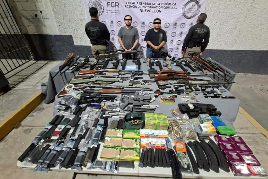Detienen a 3 hombres en Monterrey, Nuevo León, con 64 armas y miles de ...