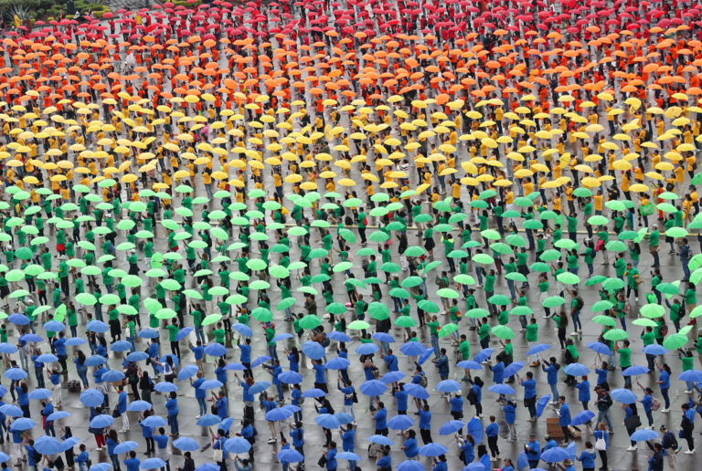 Celebran el orgullo LGBT en la CDMX con una bandera gigante en el Zócalo
