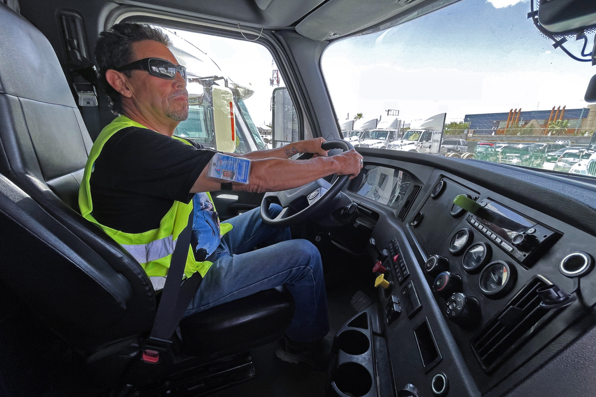 Camioneros aprenden inglés tras decreto de Trump