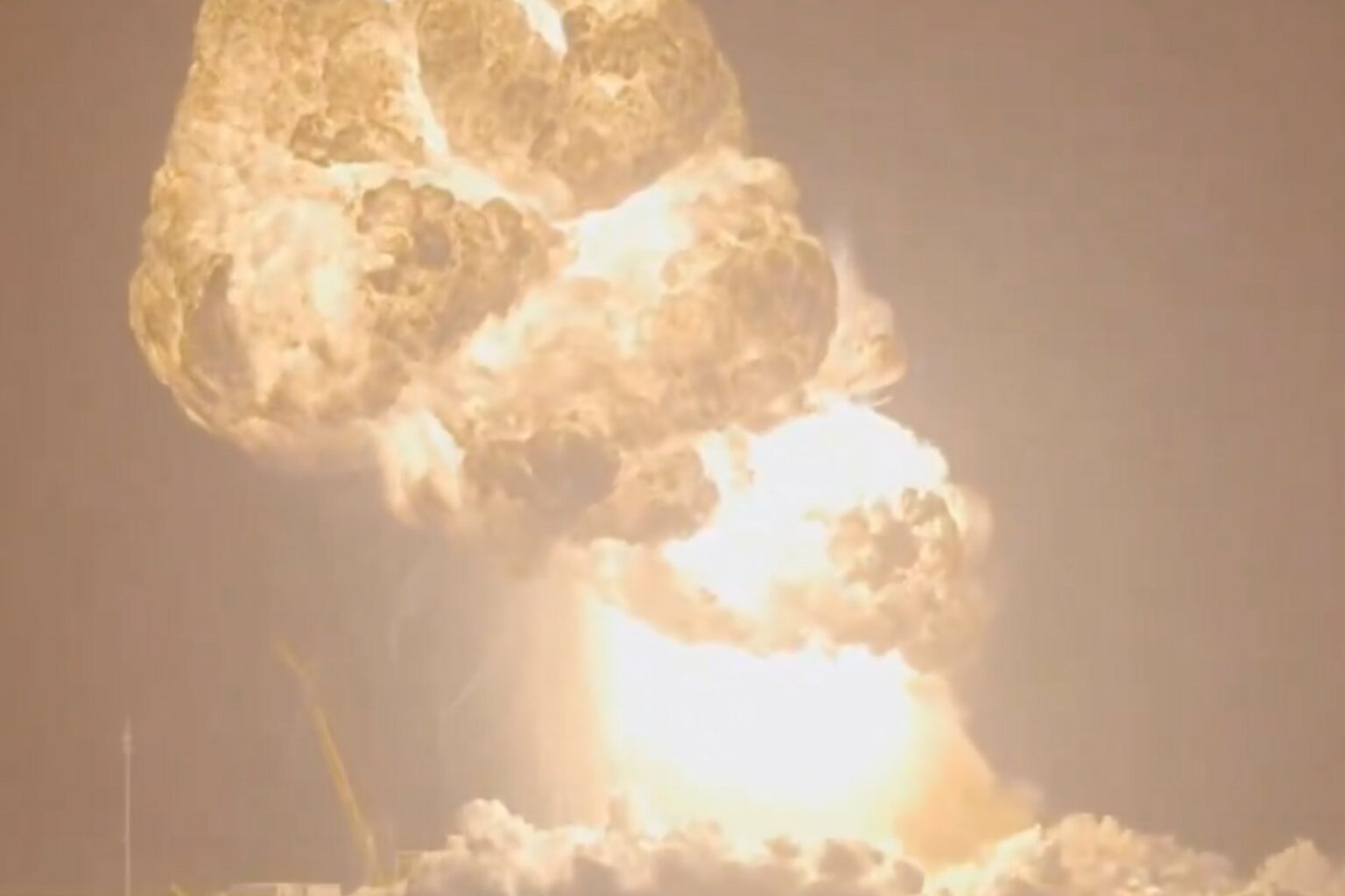 Así fue el momento en que explotó un cohete de SpaceX durante pruebas ...