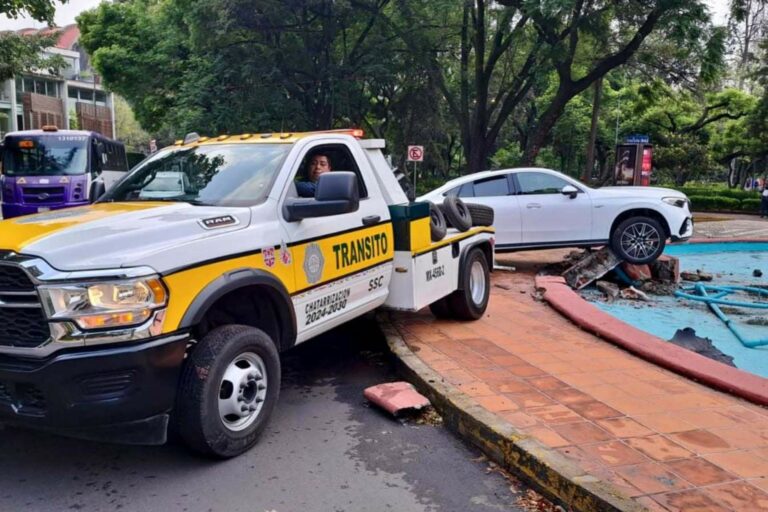Fotos: Conductor de camioneta de lujo se queda dormido y choca contra ...