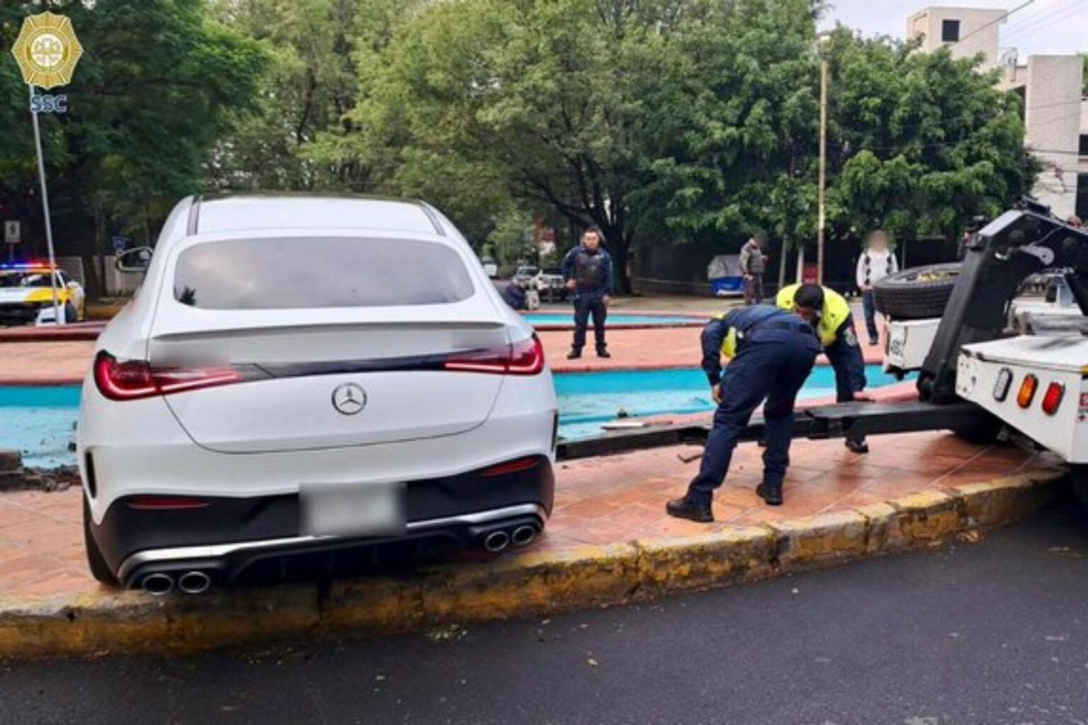 Fotos: Conductor de camioneta de lujo se queda dormido y choca contra ...