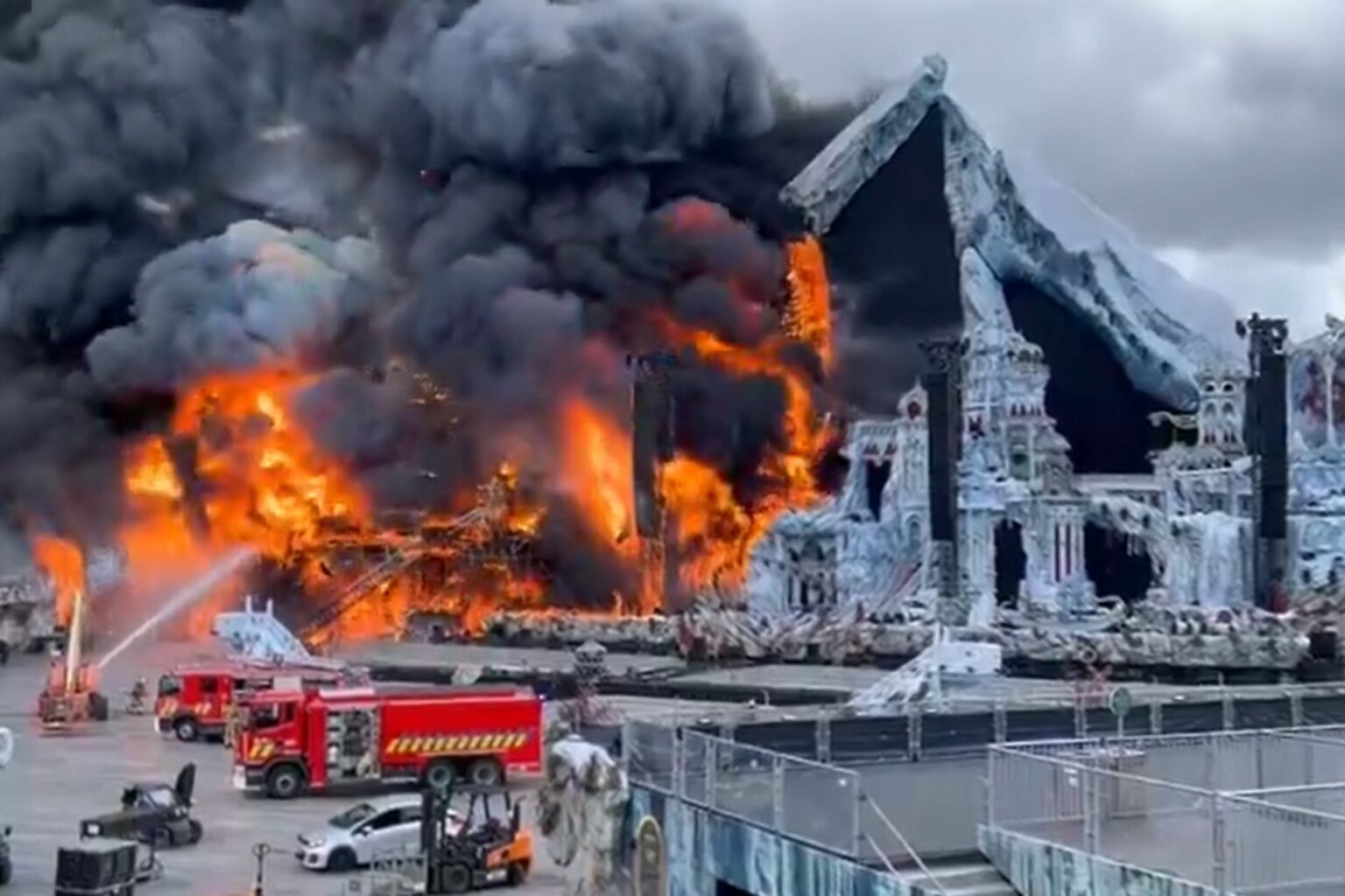 Video: Se incendia escenario del festival Tomorrowland 2025