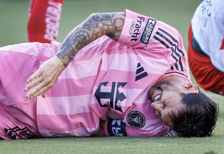 Messi sufre una "lesión muscular menor" en la pierna derecha