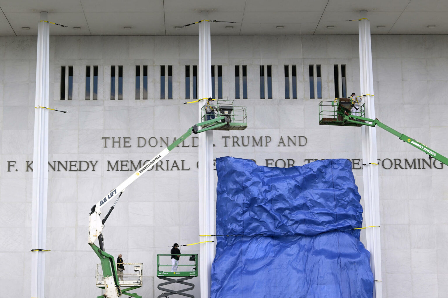 Cierre de estaciones de la Línea 9 del Metro provoca caos en Pantitlán