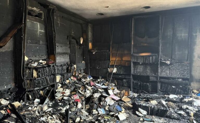 Sujeto incendia la mayor sinagoga de Misisipi; presumen acto antisemita