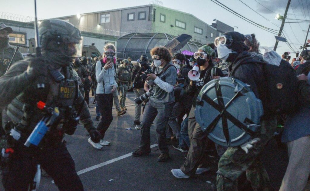 Decretan toque de queda en Newark tras disturbios frente centro de ...