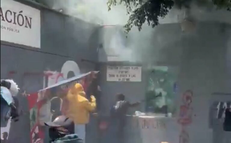 CNTE vandaliza inmediaciones de la SEP; maestros intentan dar potazo