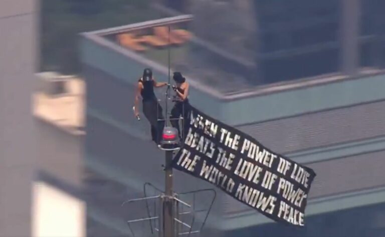 Pareja escala el Empire State para comprometerse, luego fue detenida